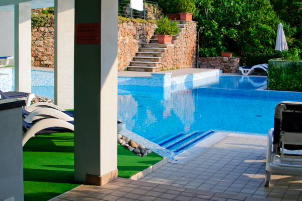 8 Advantages of Installing Artificial Turf Around Pools & Hot Tubs - ReTurf